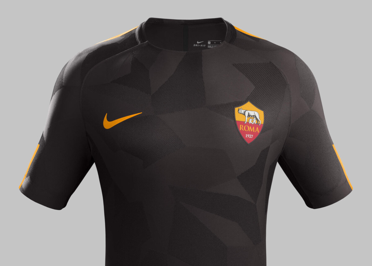 Roma, presentata la terza maglia 2017/18: divisa marrone con dettagli ...