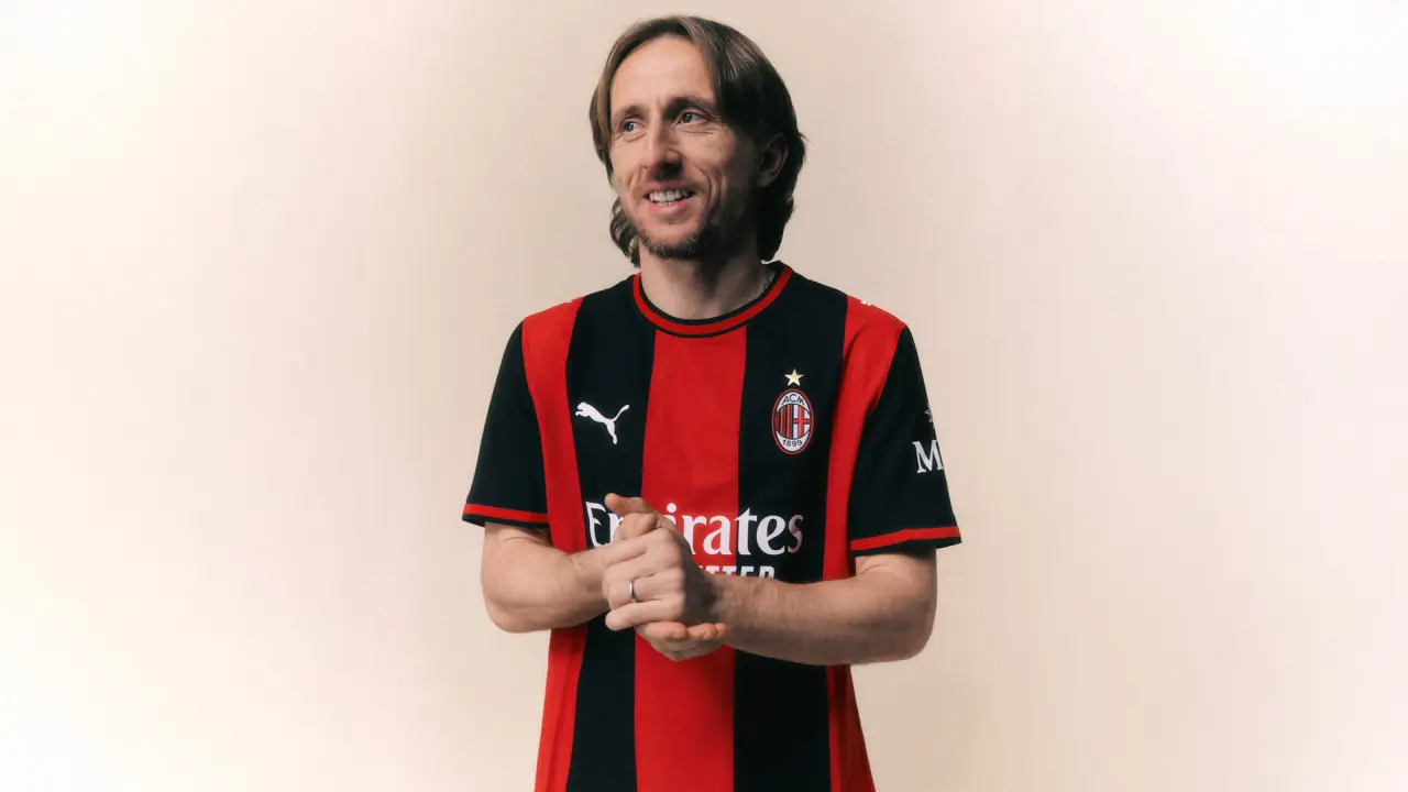 Il Milan torna alle strisce larghe: svelata la maglia Home 2026/27